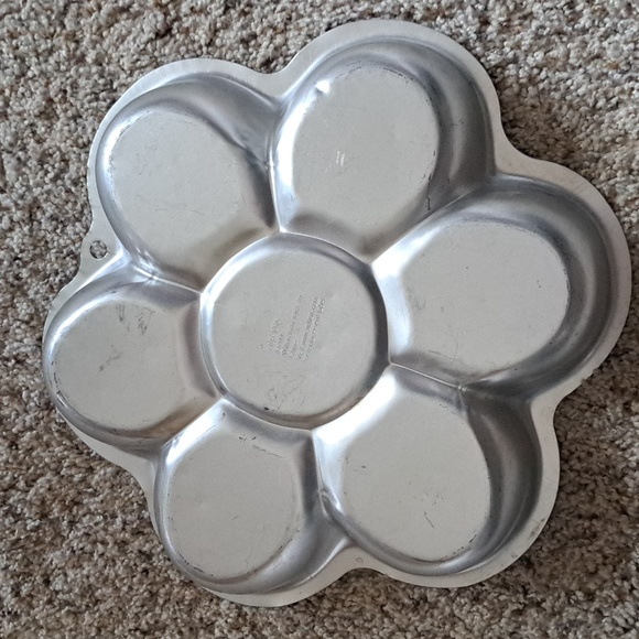 Wilton | Kitchen | Flower Cake Pan | Poshmark